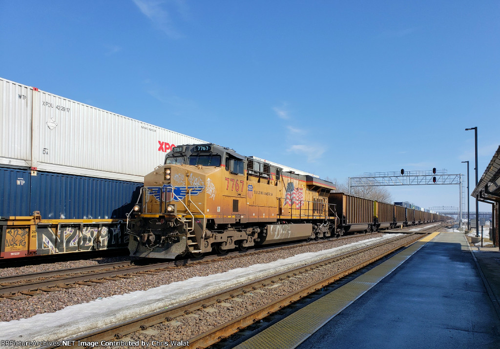 UP 7767 leads a long string of empties back west to the coal fields